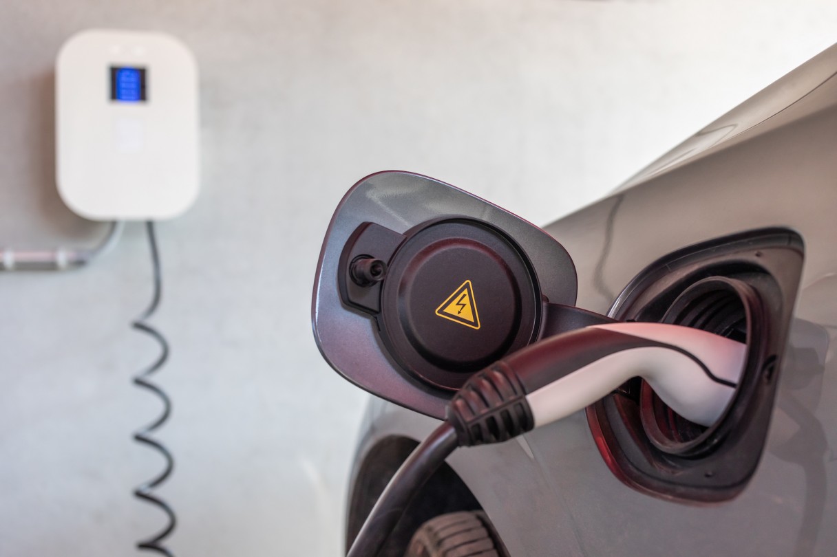 The Pros and Cons Of Electric Cars - The Eco Hub